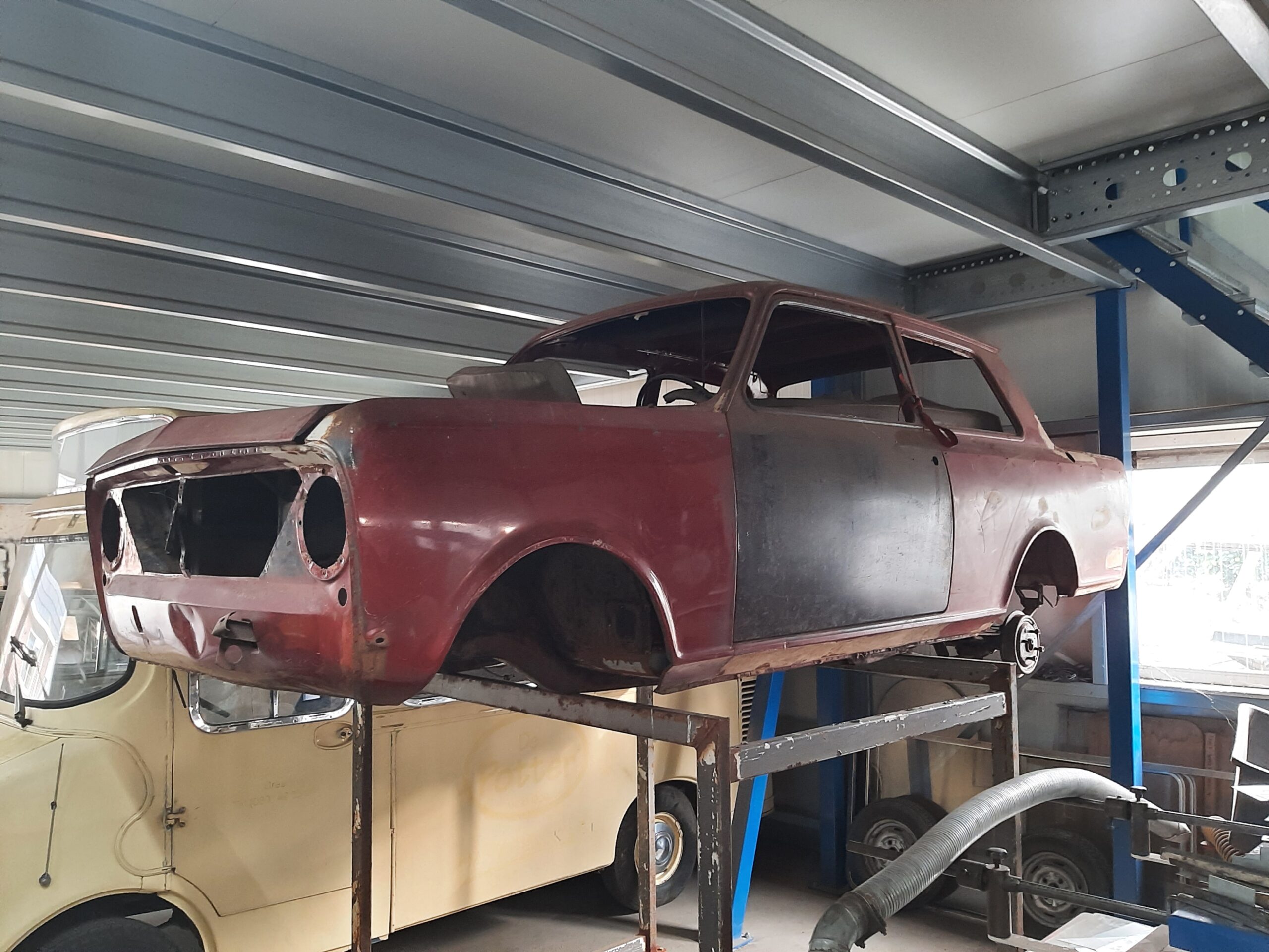 Vauxhall Viva HA salon (restauratieproject) in rood